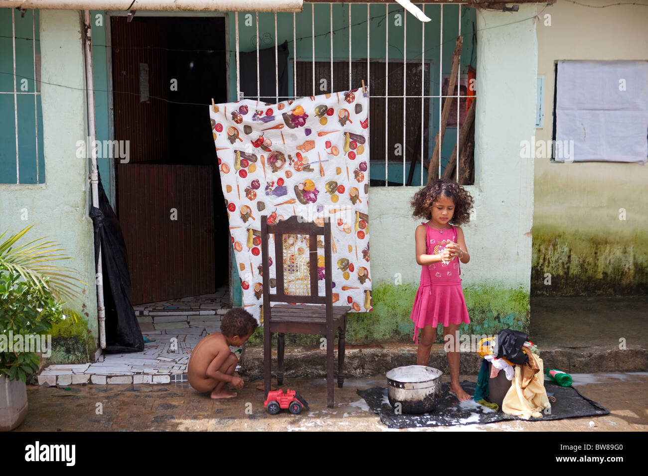 Child outside house brazil hi-res stock photography and images - Alamy
