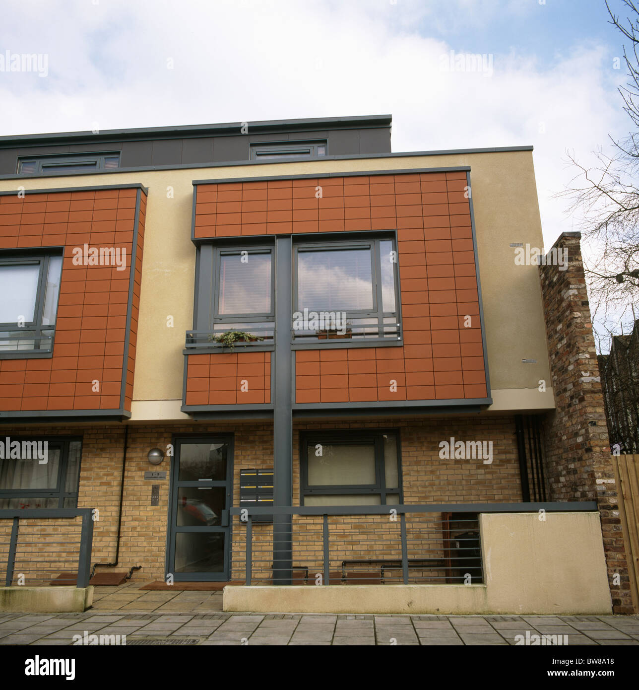 Semi modern house hi-res stock photography and images - Alamy