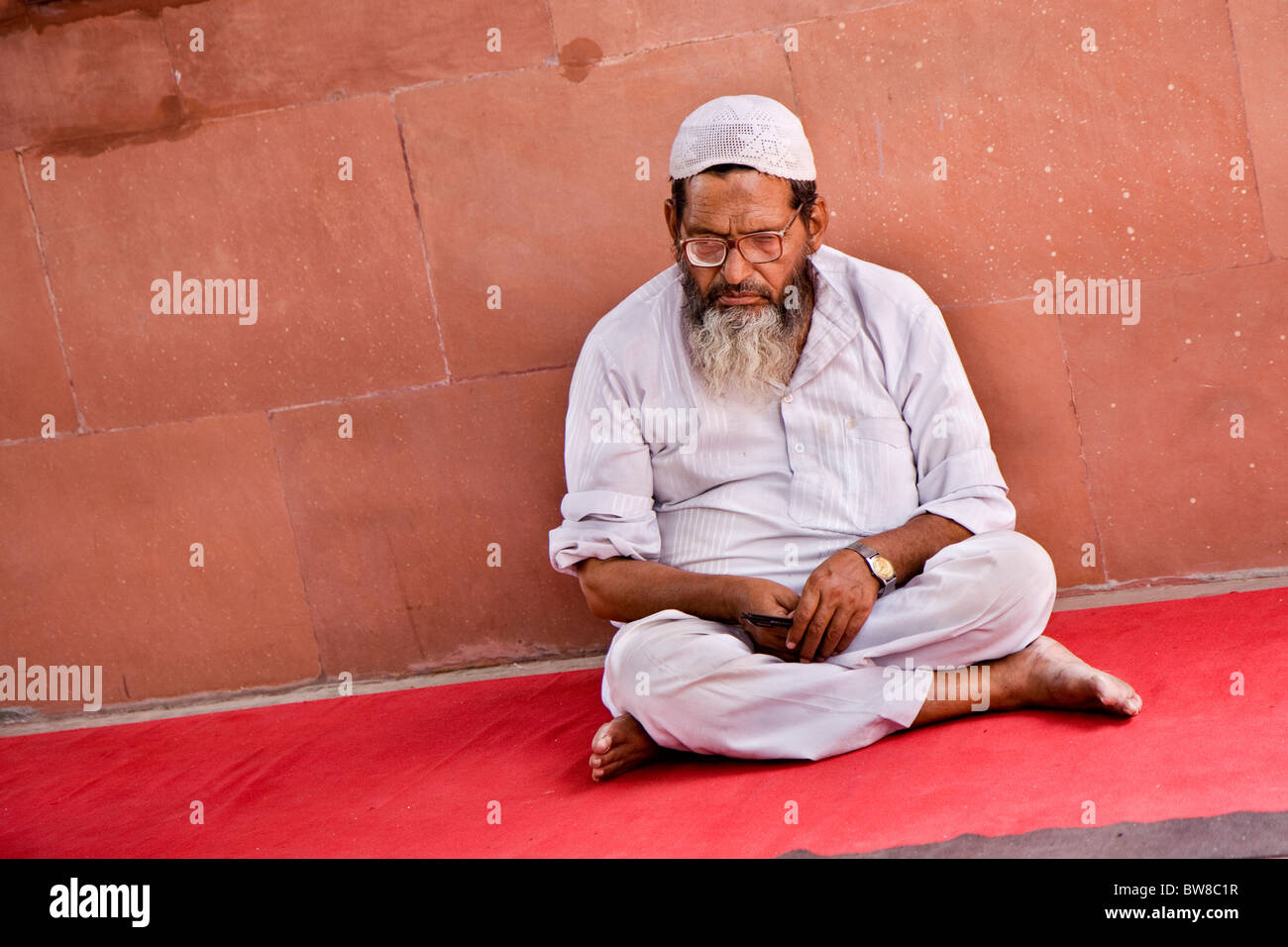 An Indian sitting, resting, Jama Masjid mosque, Delhi Stock Photo - Alamy