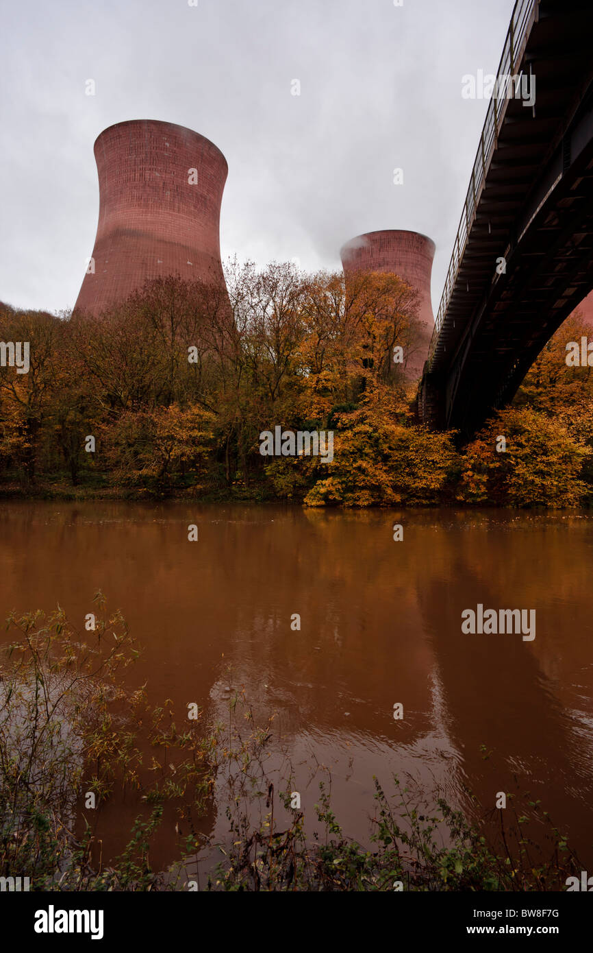 Cooling towers and the Albert Edward Bridge across the River Severn ...