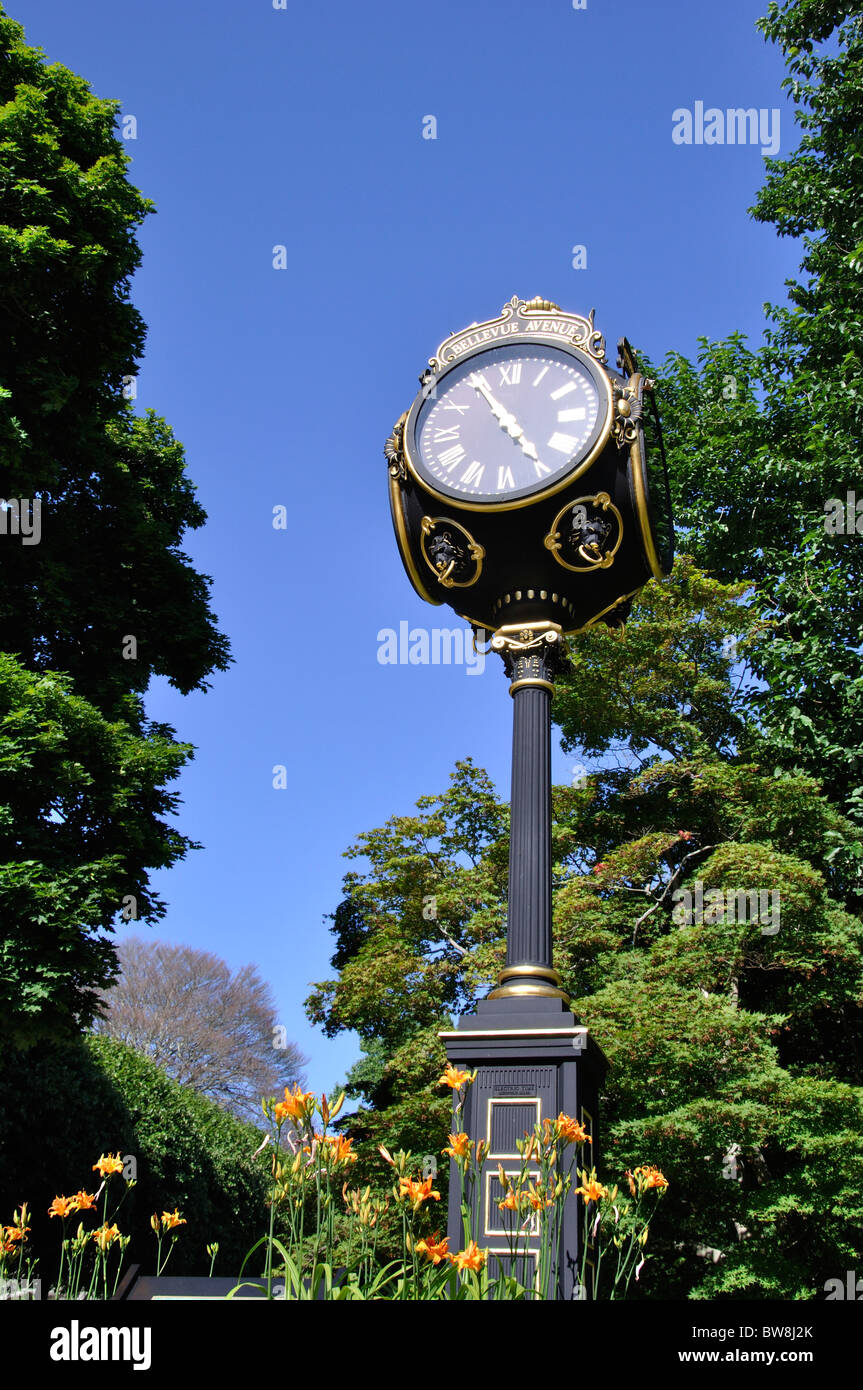Newport street clock hi-res stock photography and images - Alamy
