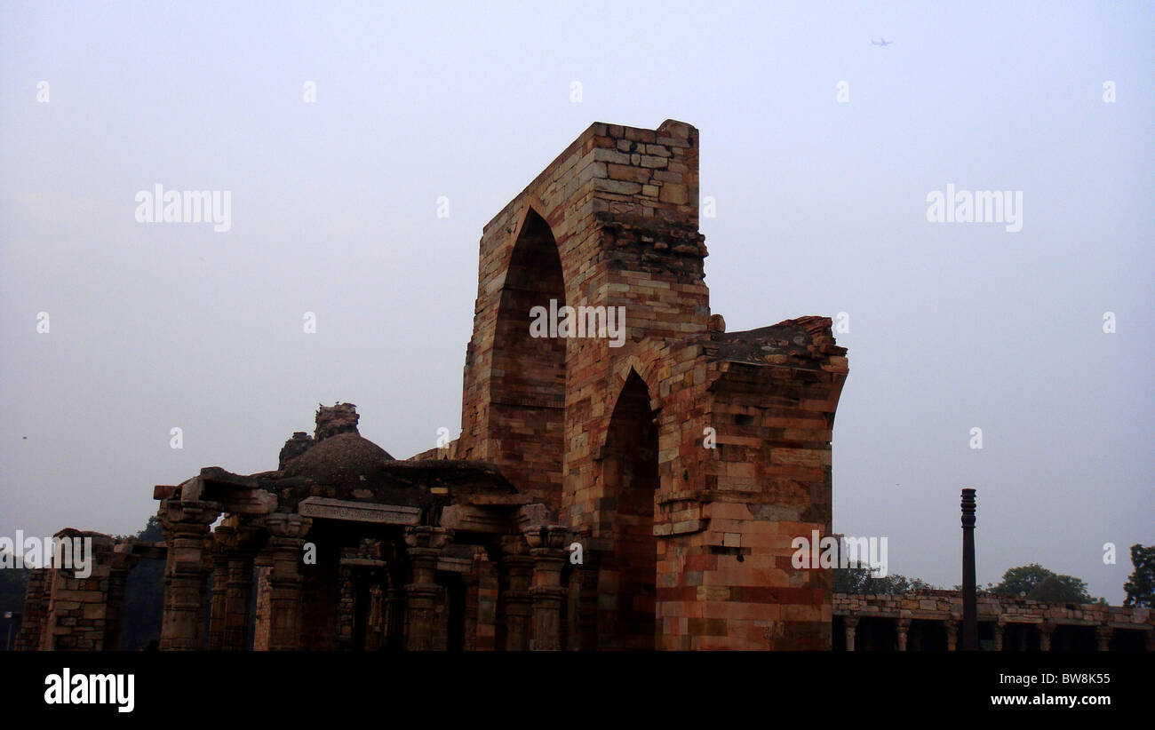 islamic architecture qutub minar mosque in delhi india Stock Photo - Alamy