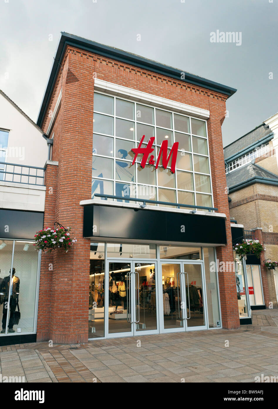 H&m logo shop hi-res stock photography and images - Alamy