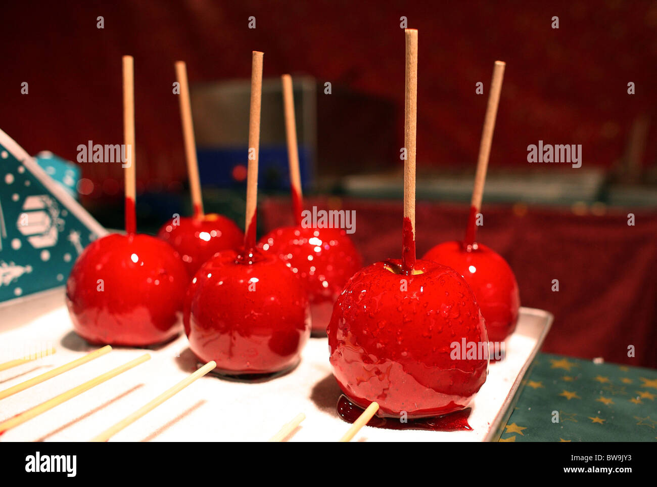 Red candy apples hi-res stock photography and images - Alamy