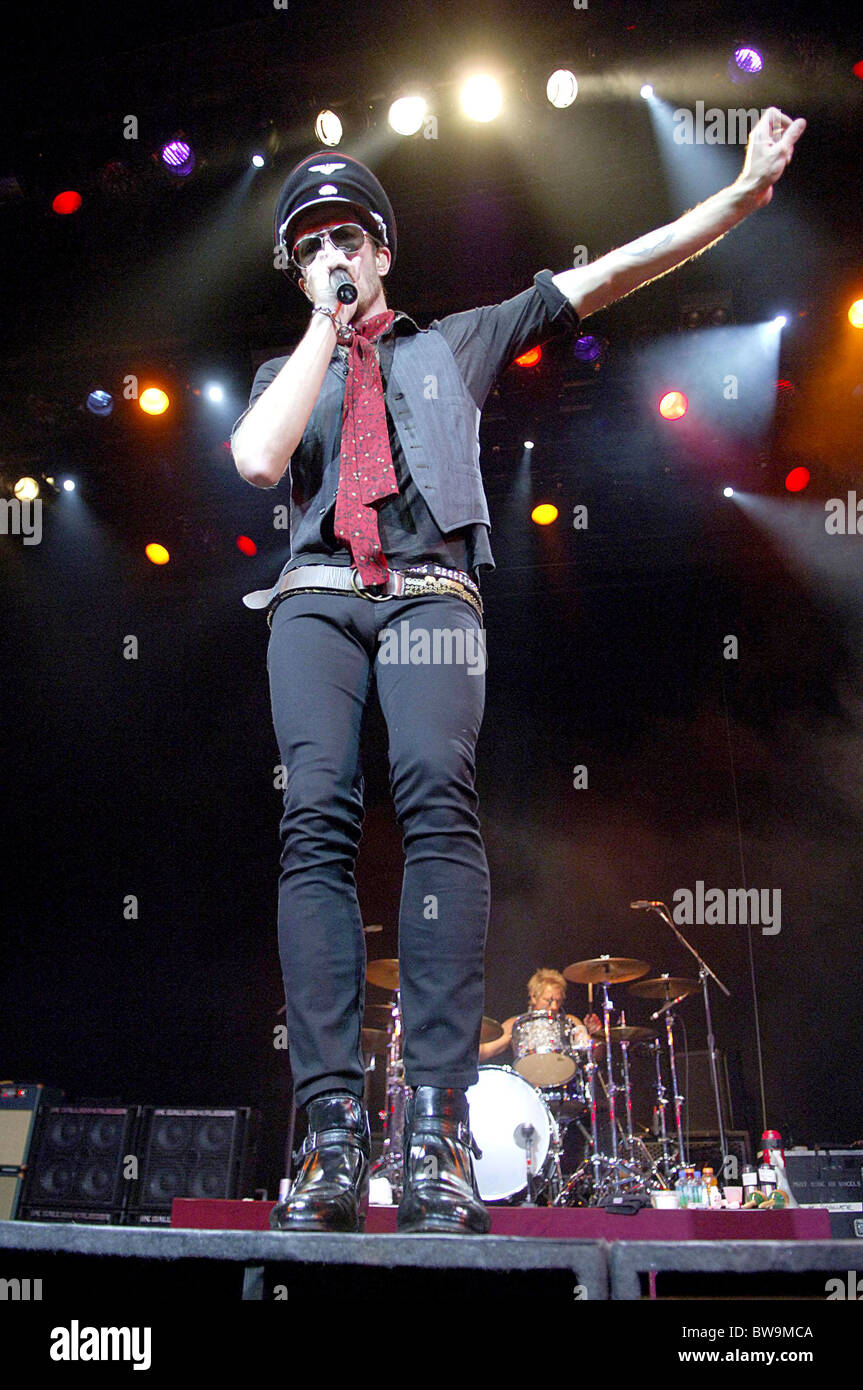 Velvet revolver performing on stage hi-res stock photography and images ...