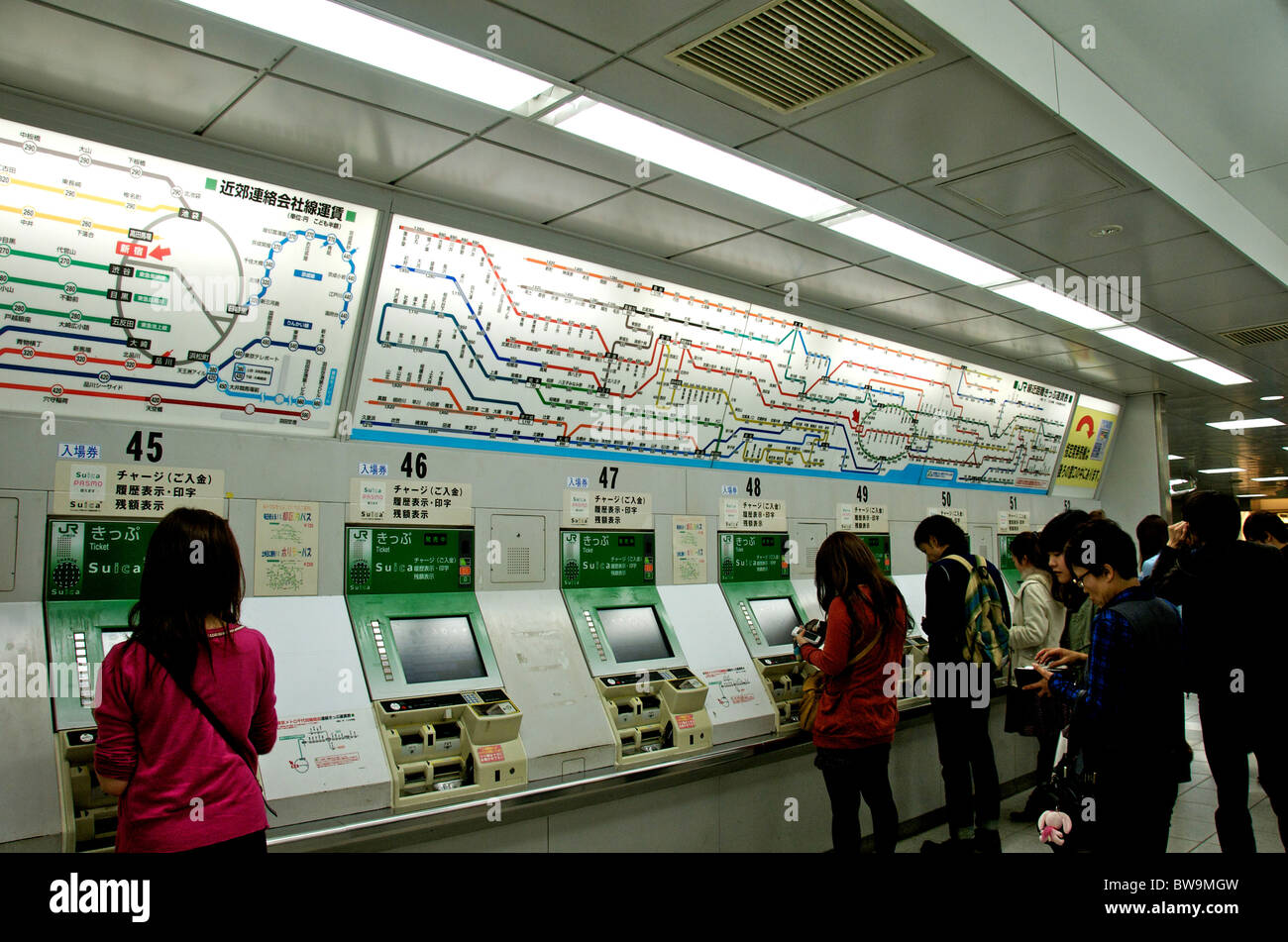 Inside tokyo subway station hi-res stock photography and images - Alamy