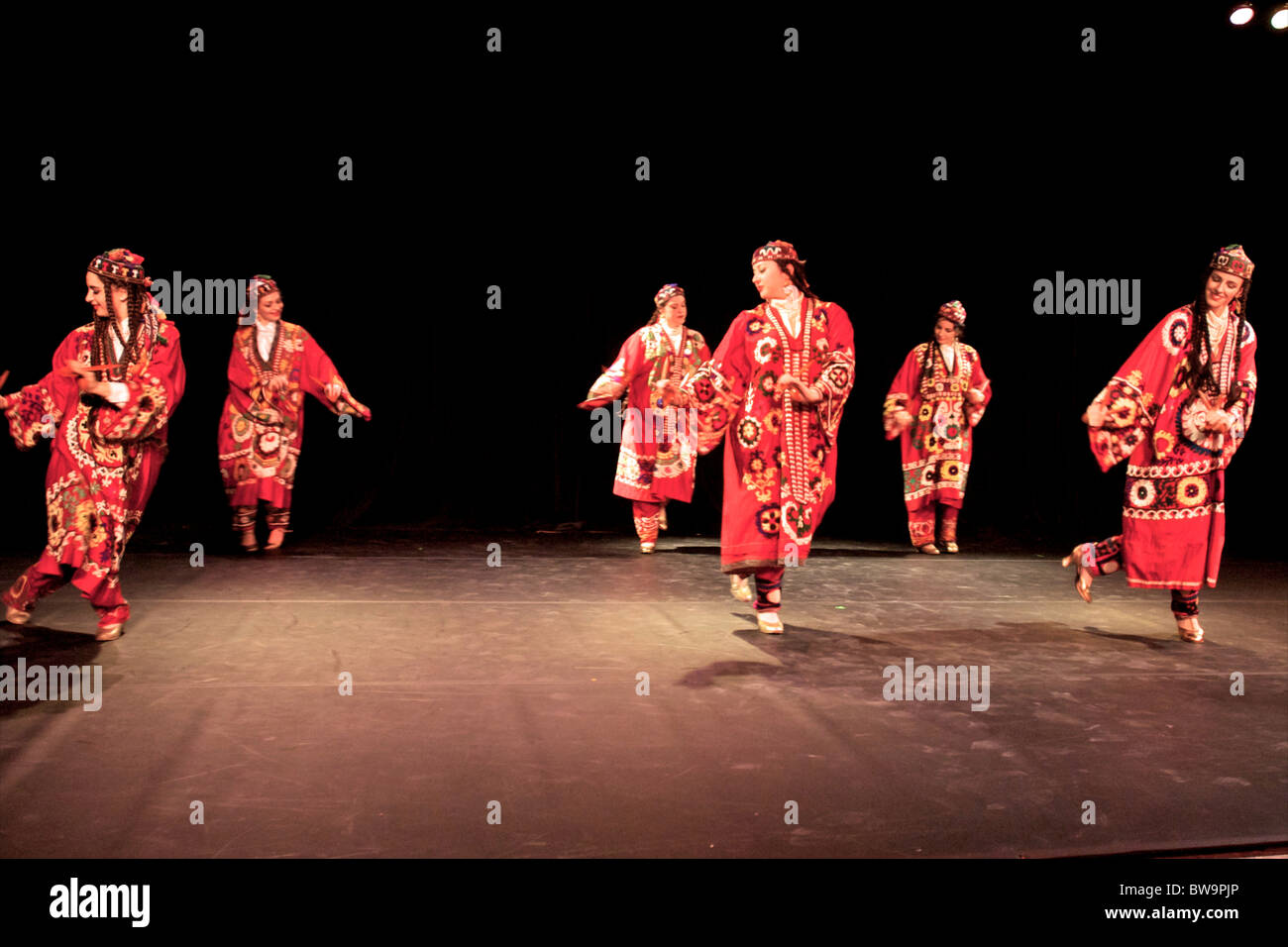 Uzbek dance hi-res stock photography and images - Alamy