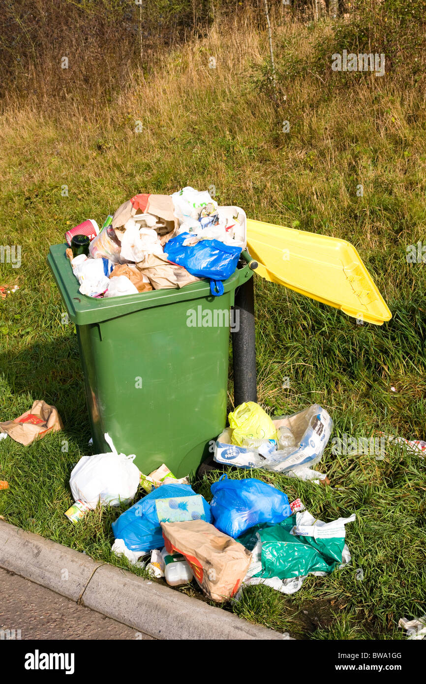 Overflowing rubbish bin Stock Photo - Alamy