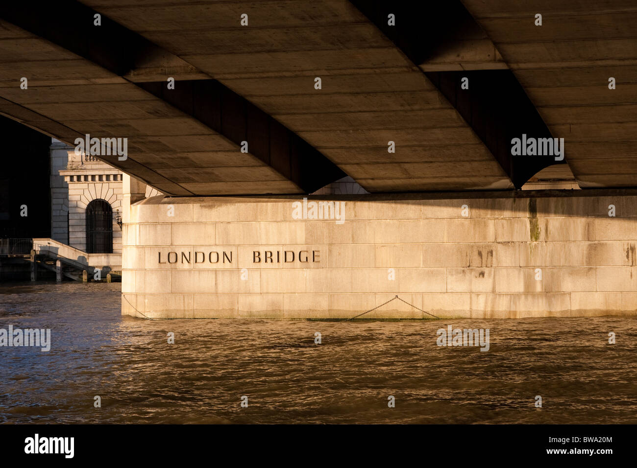 Under the arches of london bridge hi-res stock photography and images ...