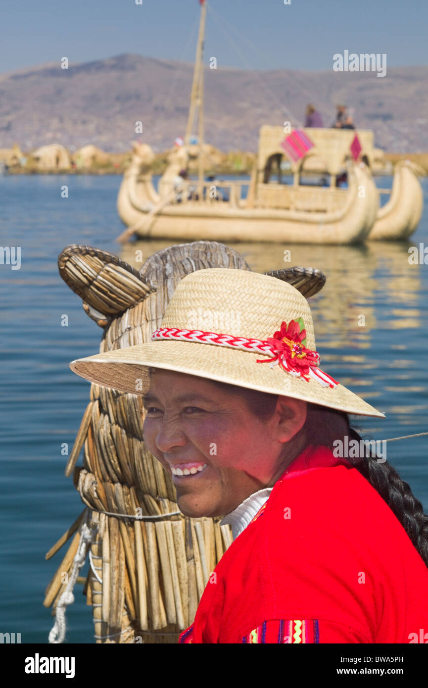 Reed boat woman hi-res stock photography and images - Alamy