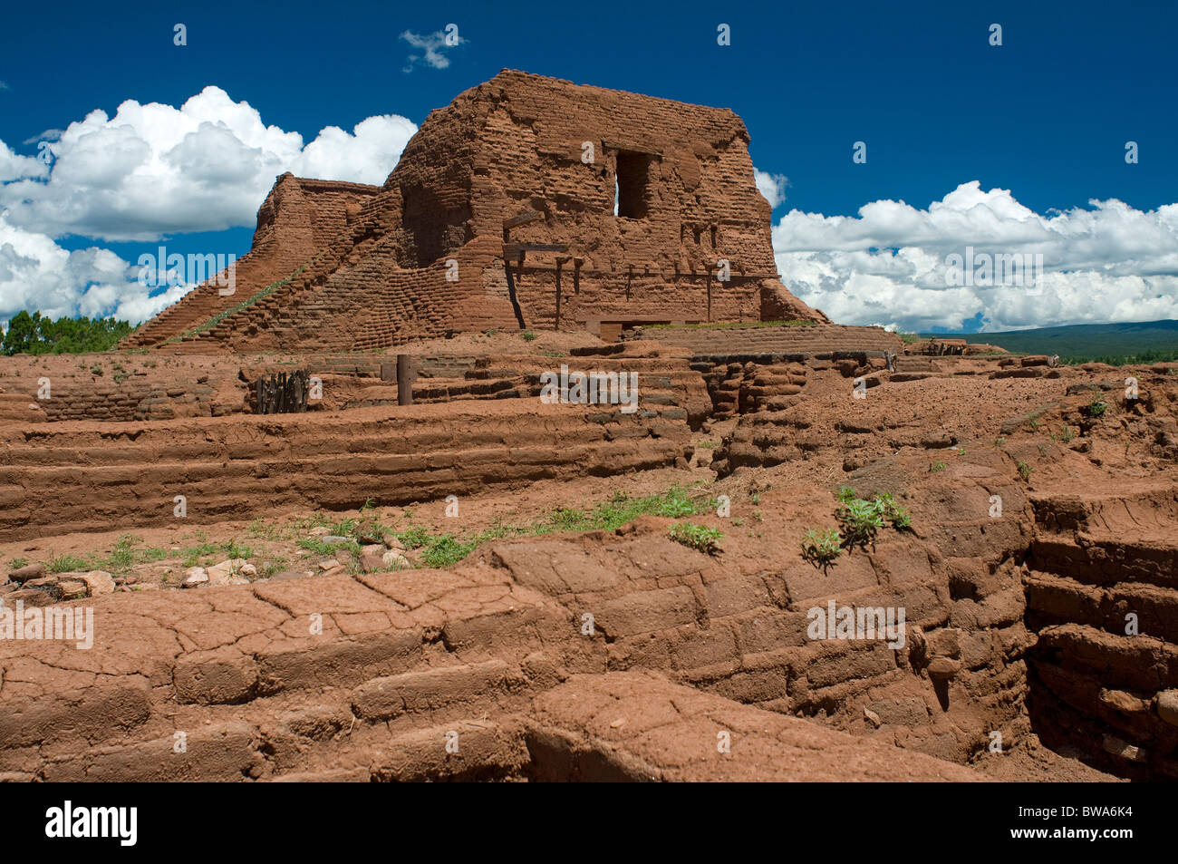 Visitors explore historical ruins hi-res stock photography and images ...