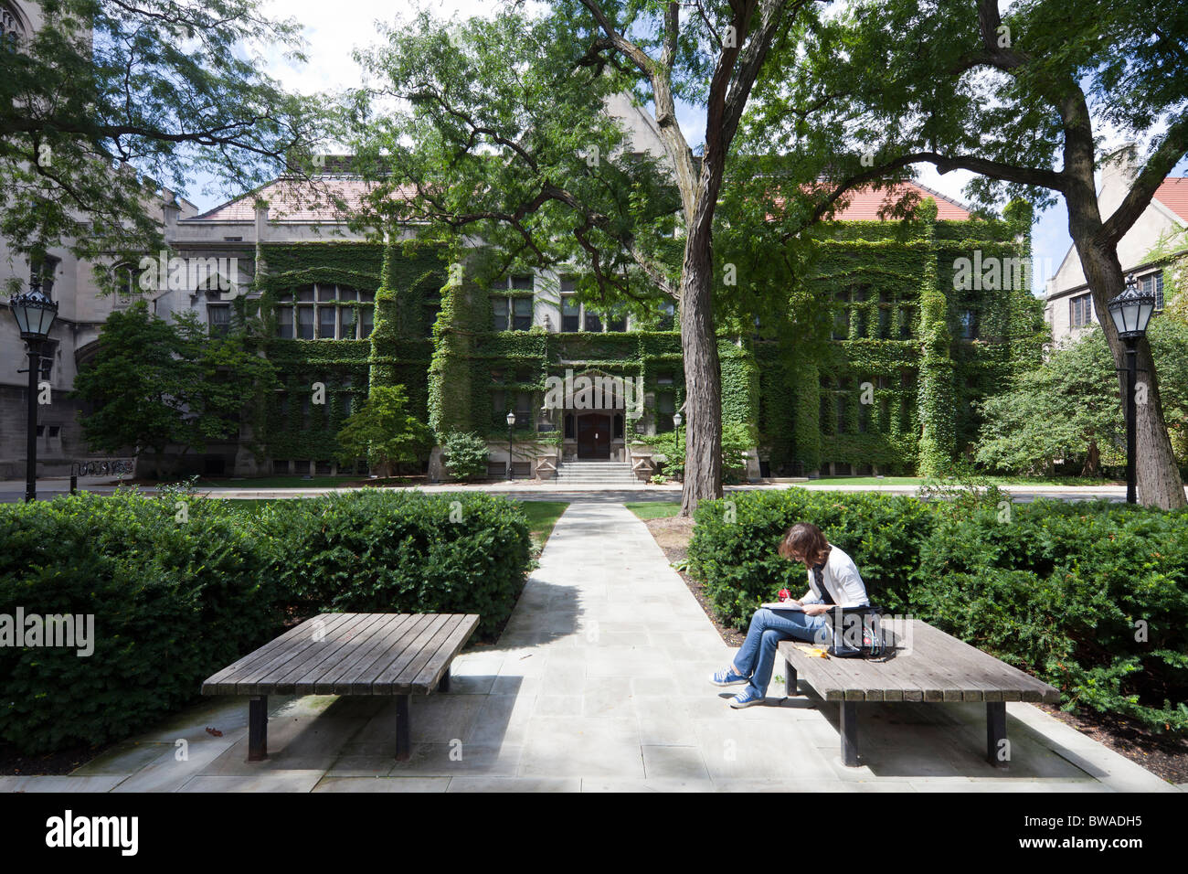 University chicago gothic building exterior hi-res stock photography ...