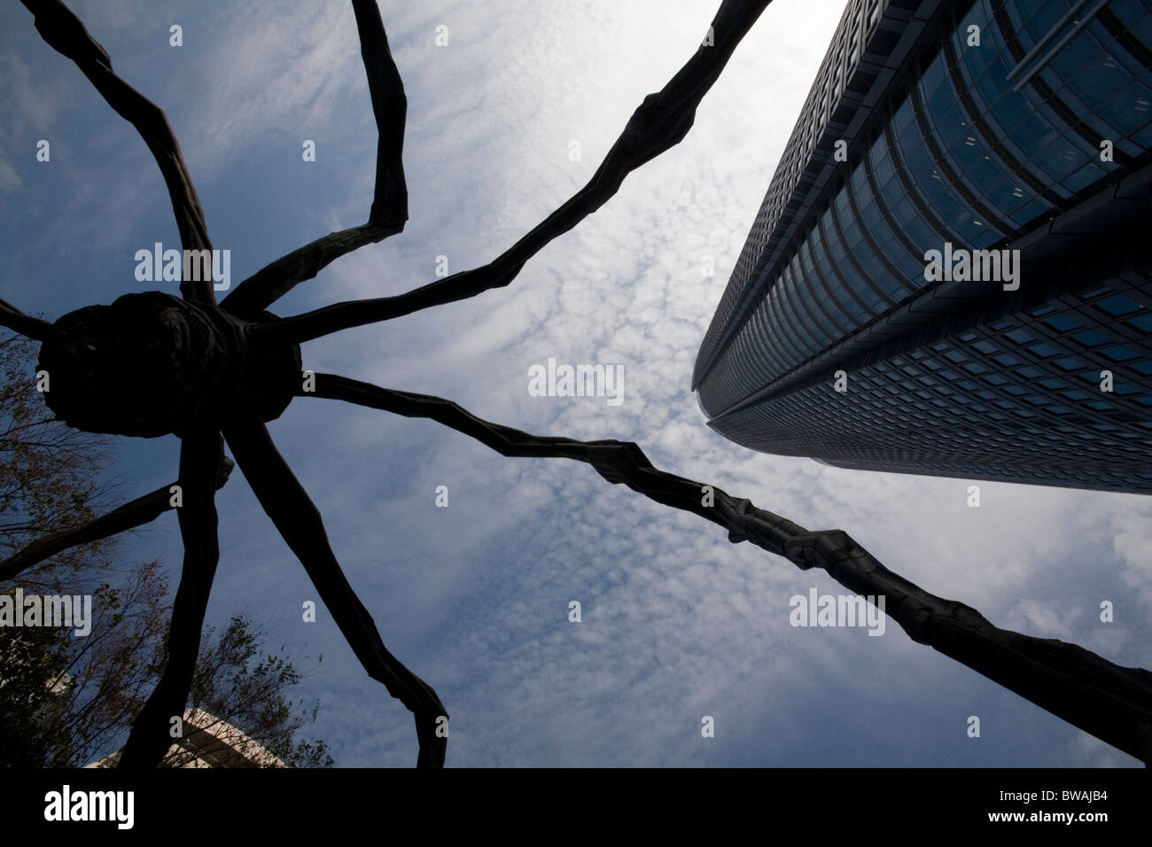 Spider Sculpture outside Mori tower in Roppongi Hills, Tokyo, Japan ...