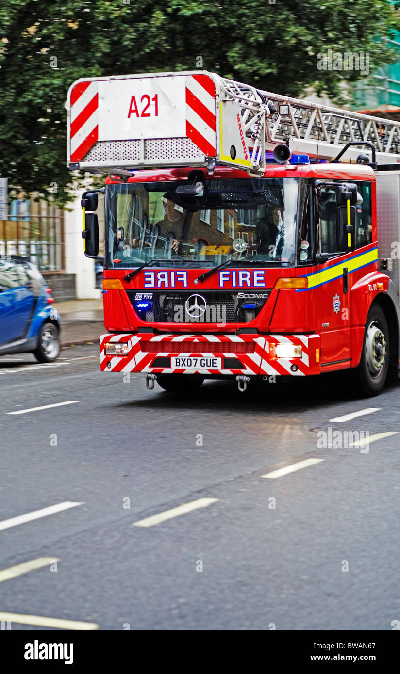 London fire engine 2010 hi-res stock photography and images - Alamy