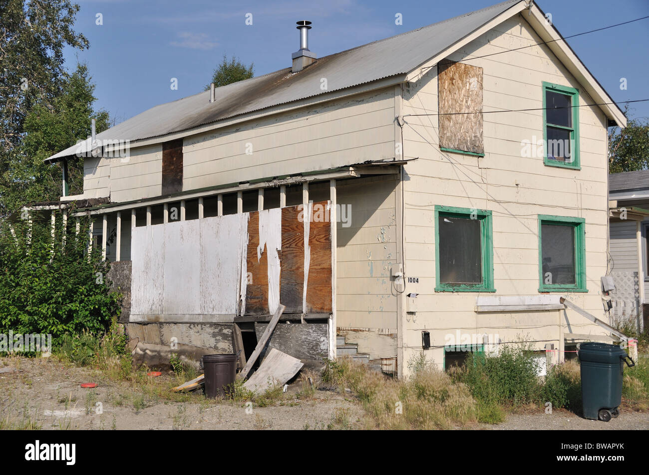 Trash house hi-res stock photography and images - Alamy