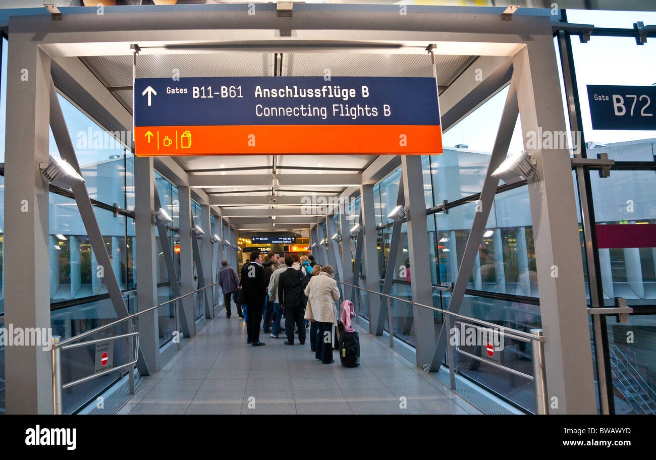 Airport corridor boarding flight hi-res stock photography and images ...