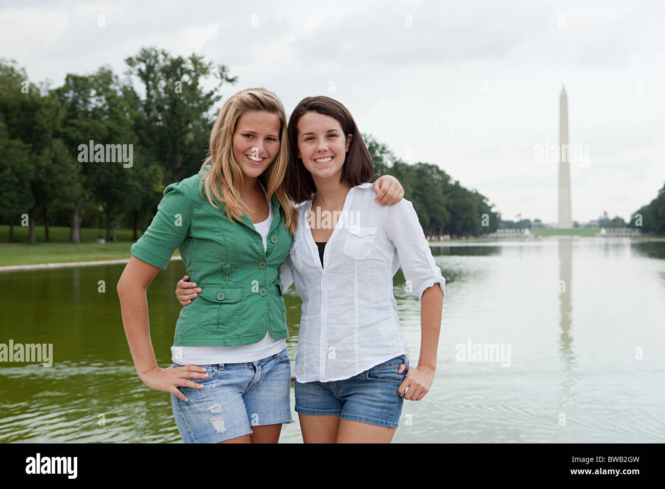 Two girls by washington monument Stock Photo - Alamy