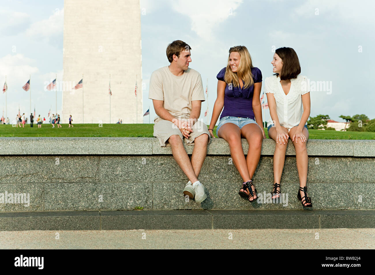 Friends at washington monument Stock Photo - Alamy