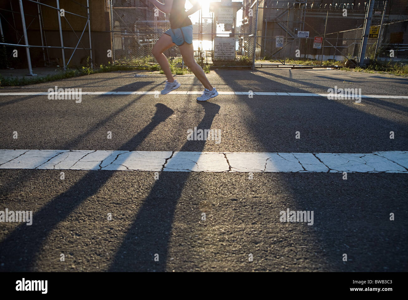 Runner woman new york alone hi-res stock photography and images - Alamy