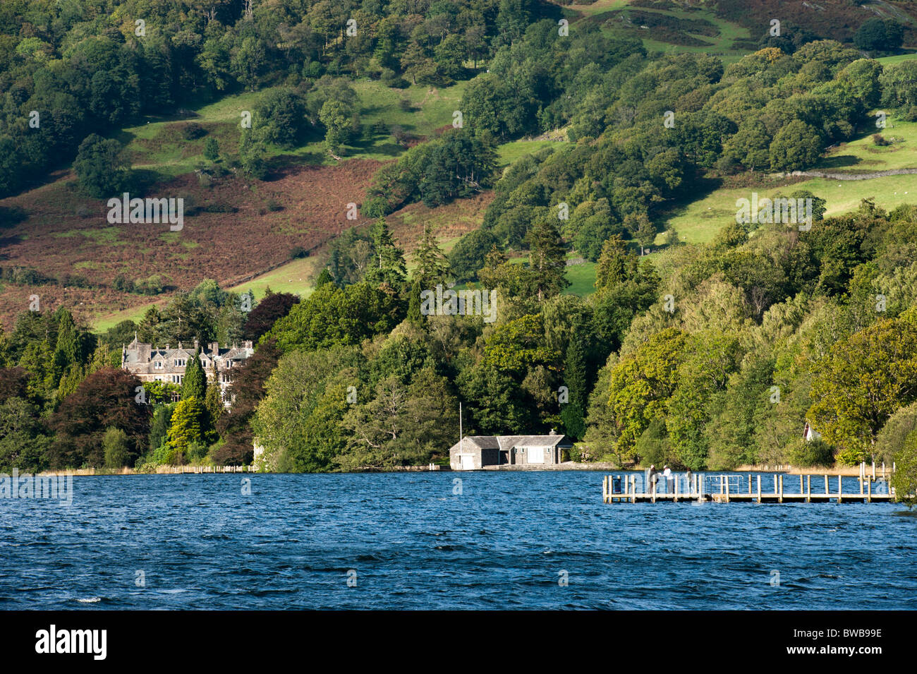 shoreline of lake windermere Stock Photo - Alamy
