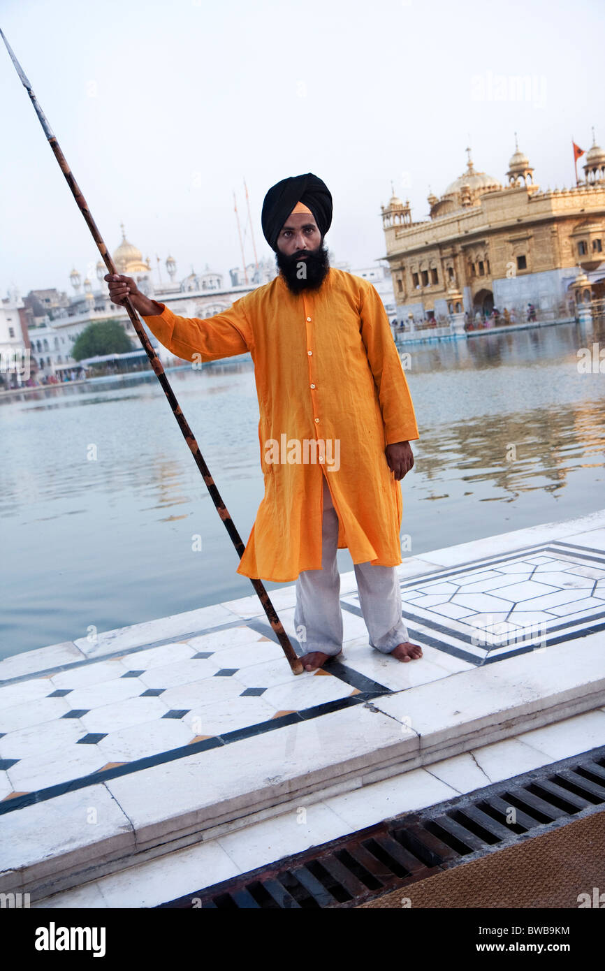A Sikh guard guarding the Golden Temple, Amritsar, Punjab, India Stock ...