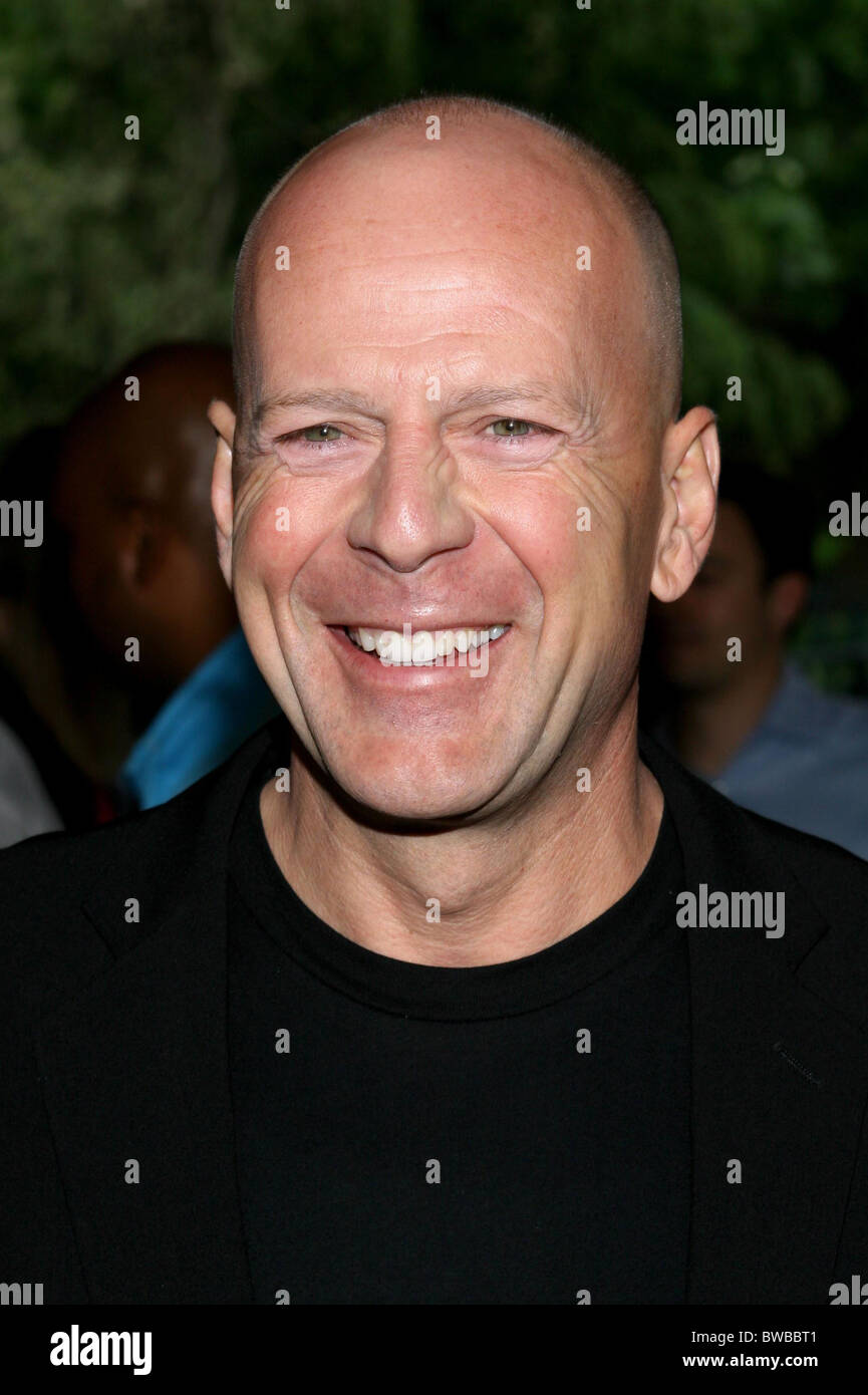 OVER THE HEDGE Premiere Stock Photo - Alamy