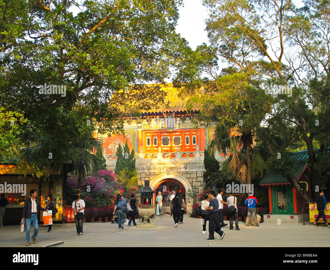 Entrance gate po lin hi-res stock photography and images - Alamy