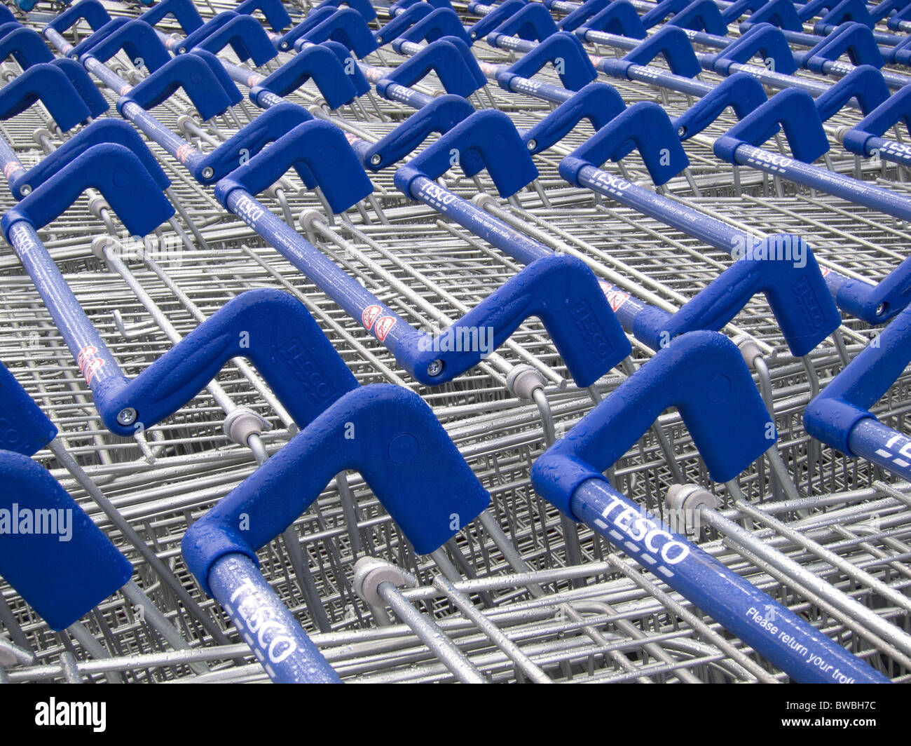 Tesco shopping trolley hi-res stock photography and images - Alamy