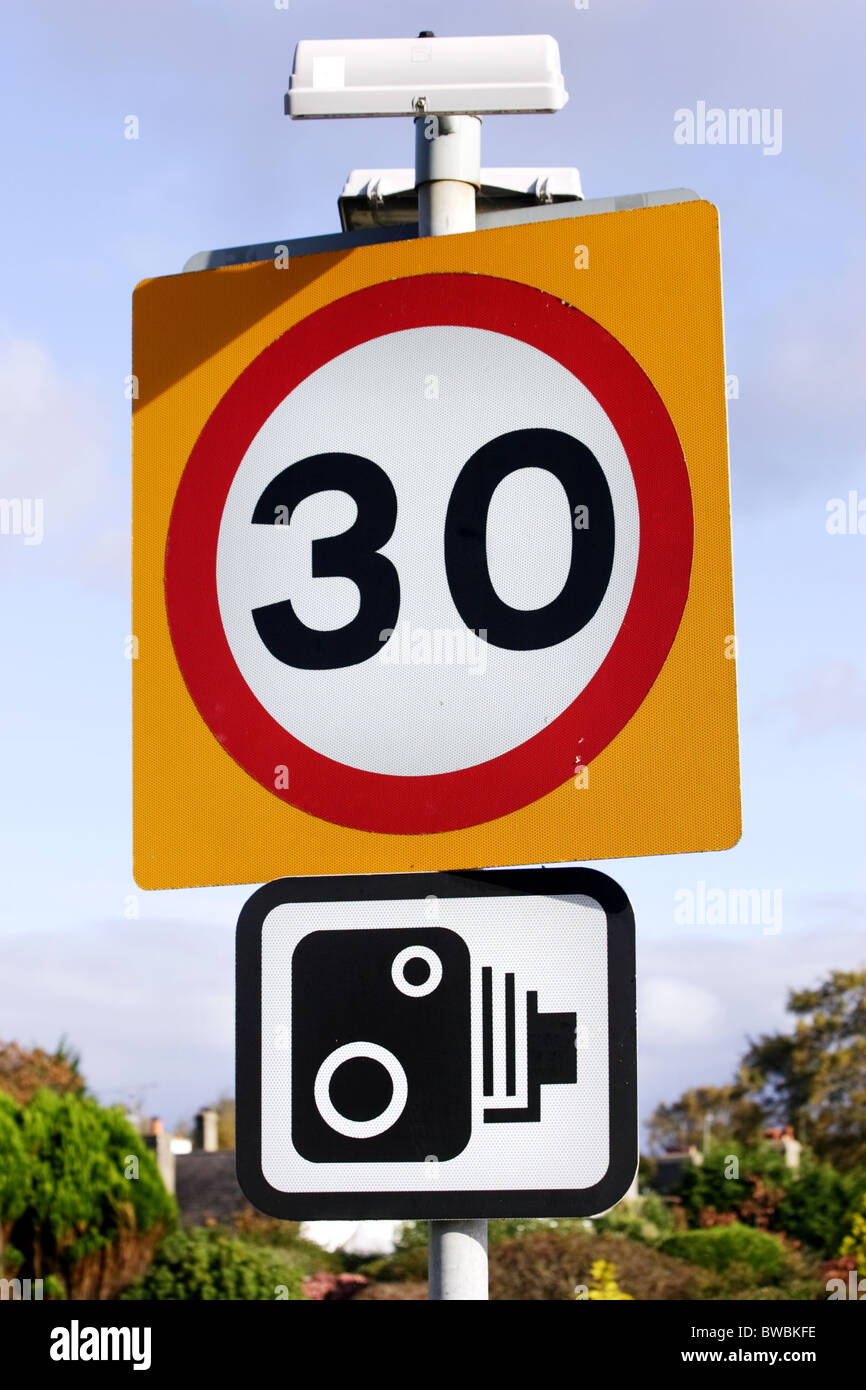 30mph 30 mph speed sign camera hi-res stock photography and images - Alamy