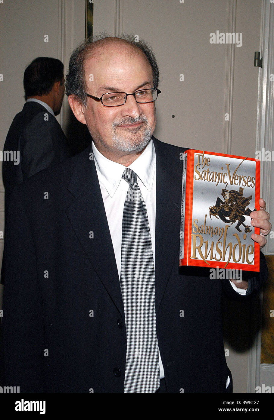 Salman rushdie wins stephen wise hi-res stock photography and images ...