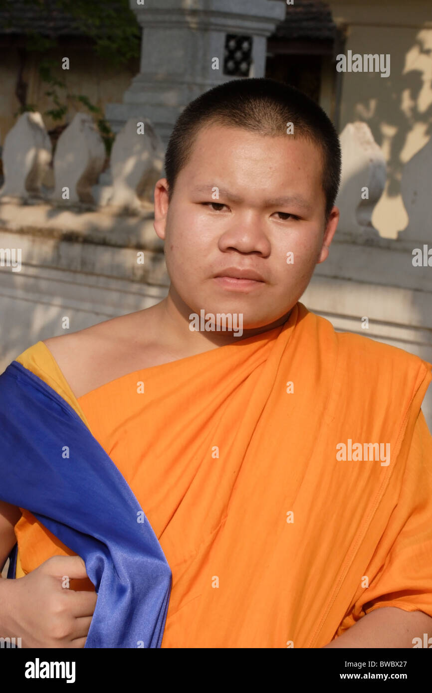 Khmer buddhist monk saffron robes hi-res stock photography and images ...