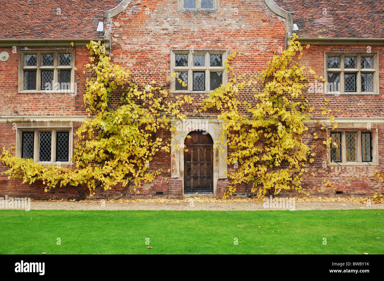 Stately home windows hi-res stock photography and images - Alamy