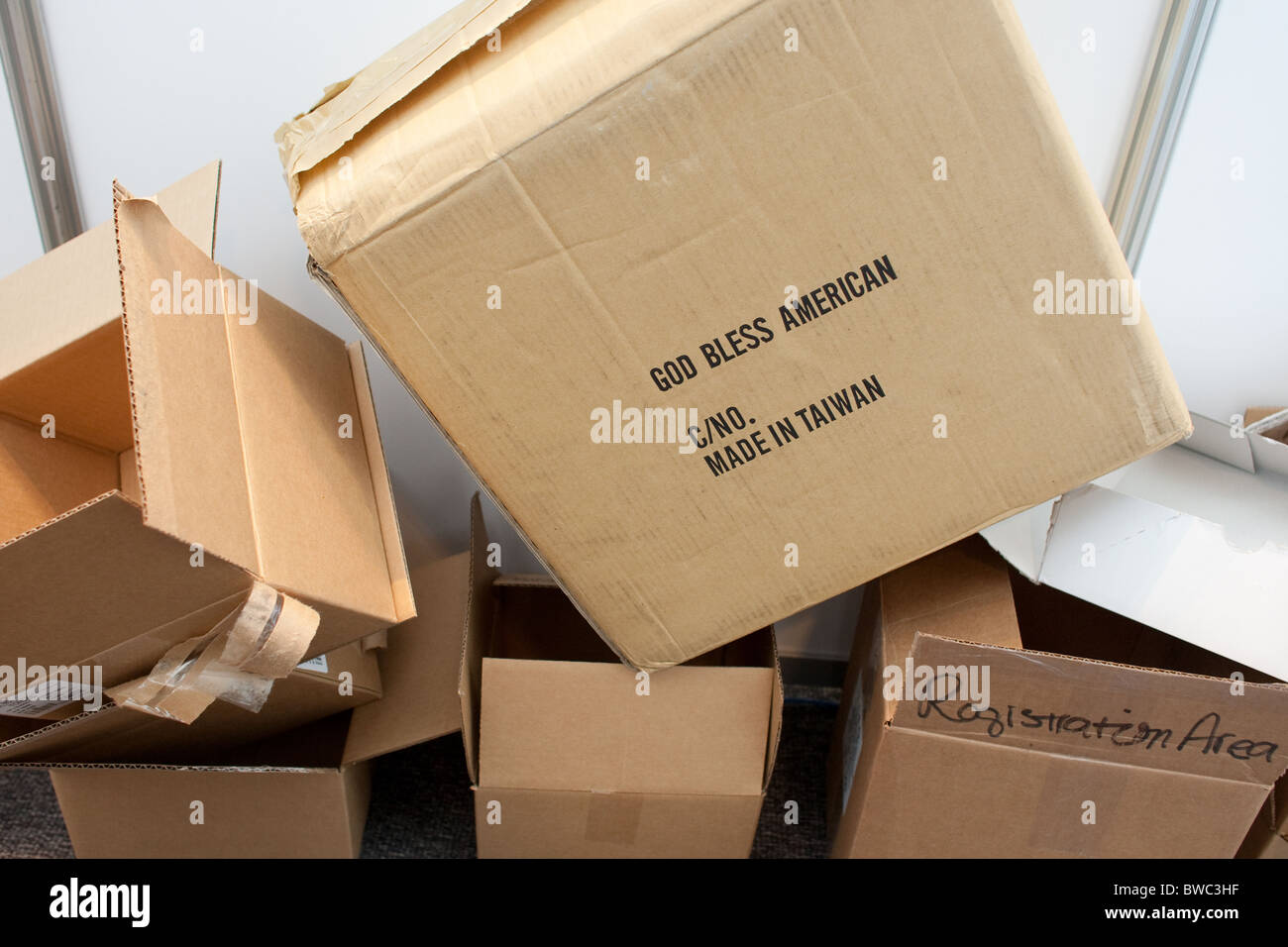 Funny empty boxes hi-res stock photography and images - Alamy