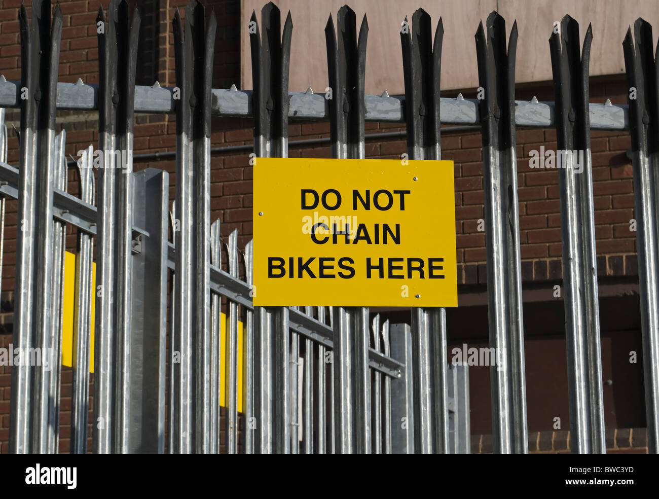 do not chain bikes here sign on a metal fence Stock Photo - Alamy
