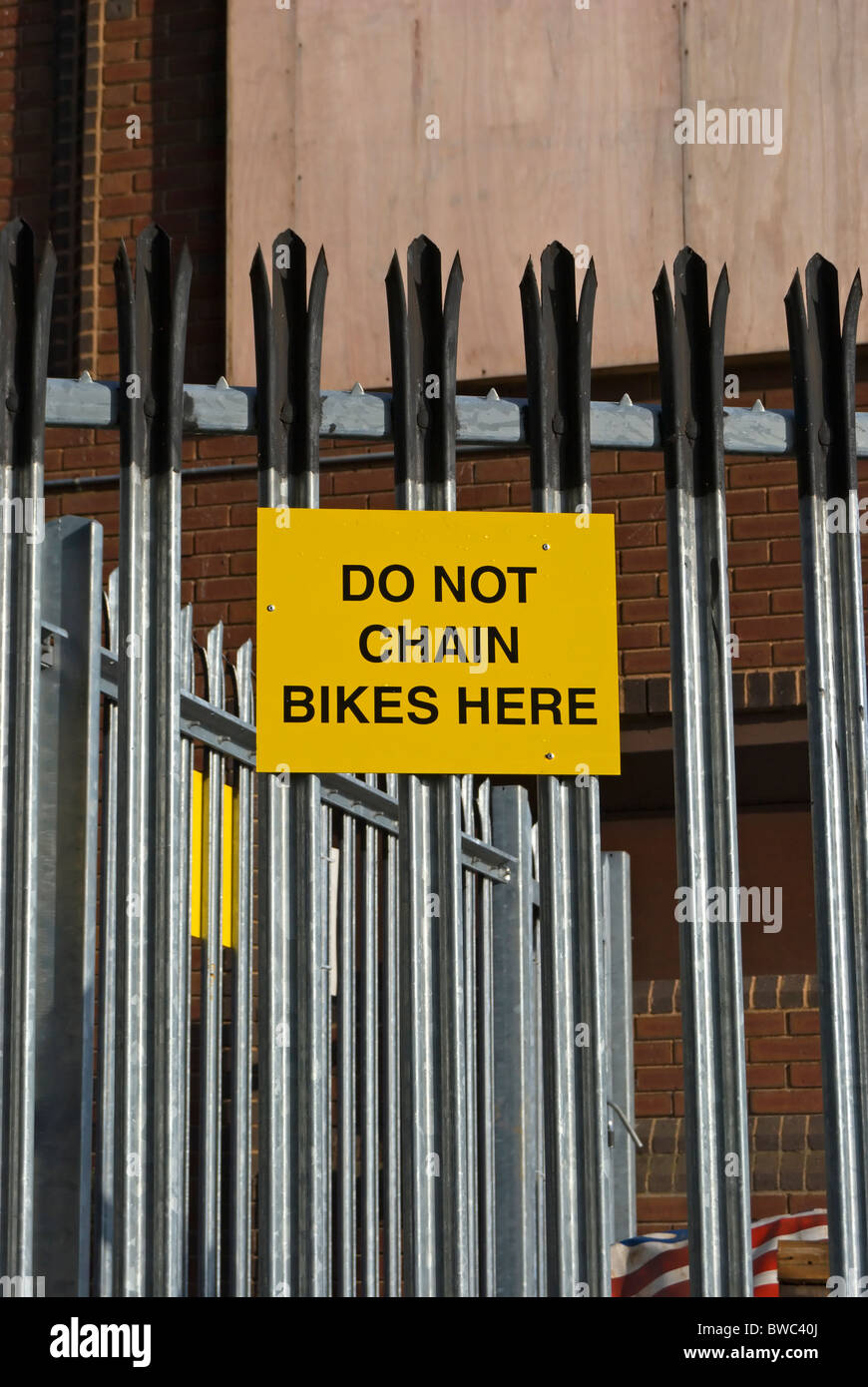 do not chain bikes here sign on a metal fence Stock Photo - Alamy