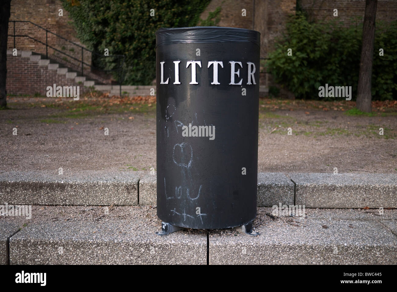 A litter bin Stock Photo - Alamy