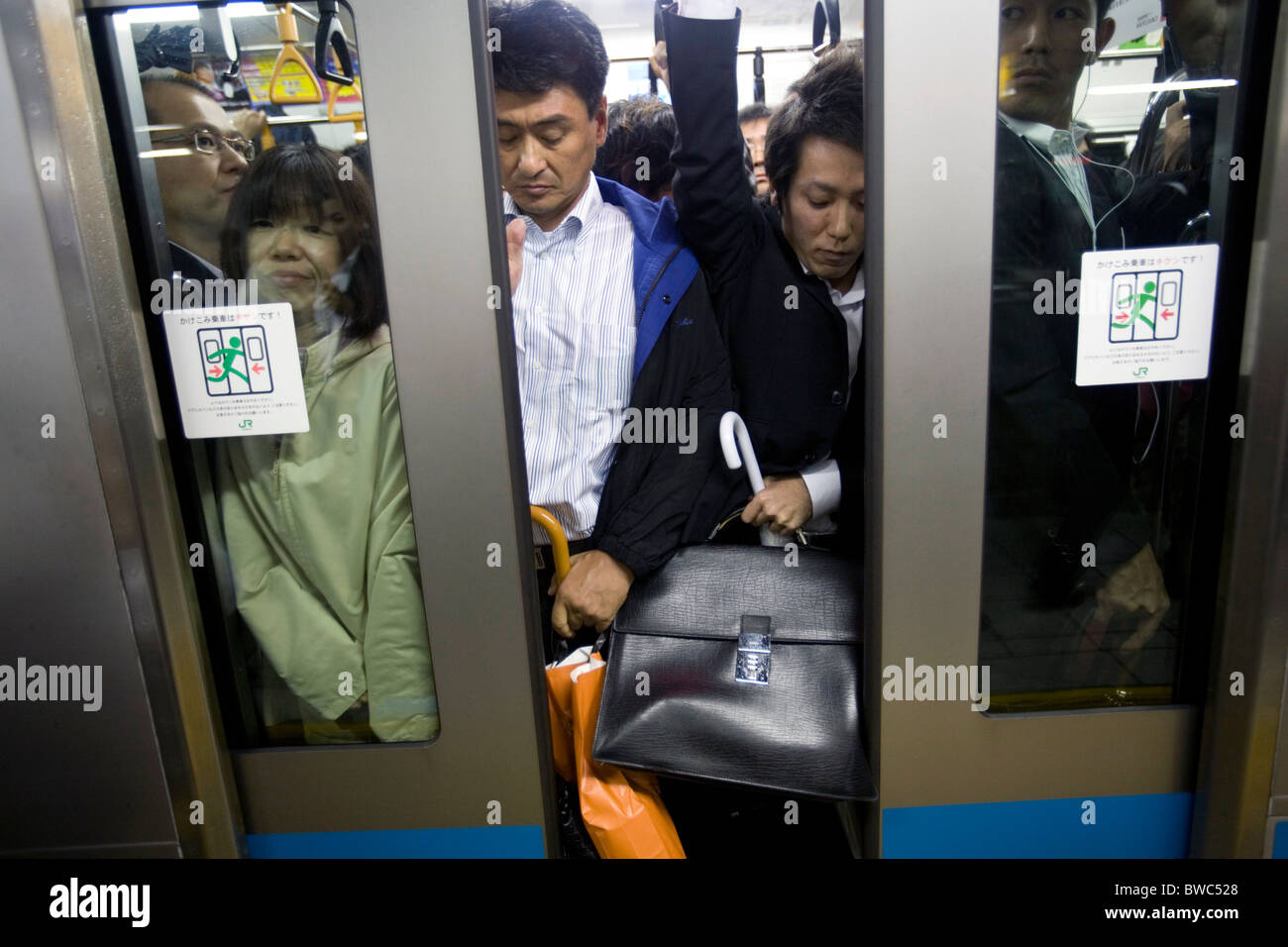 Crowded carriage Tokyo subway, Japan Stock Photo - Alamy