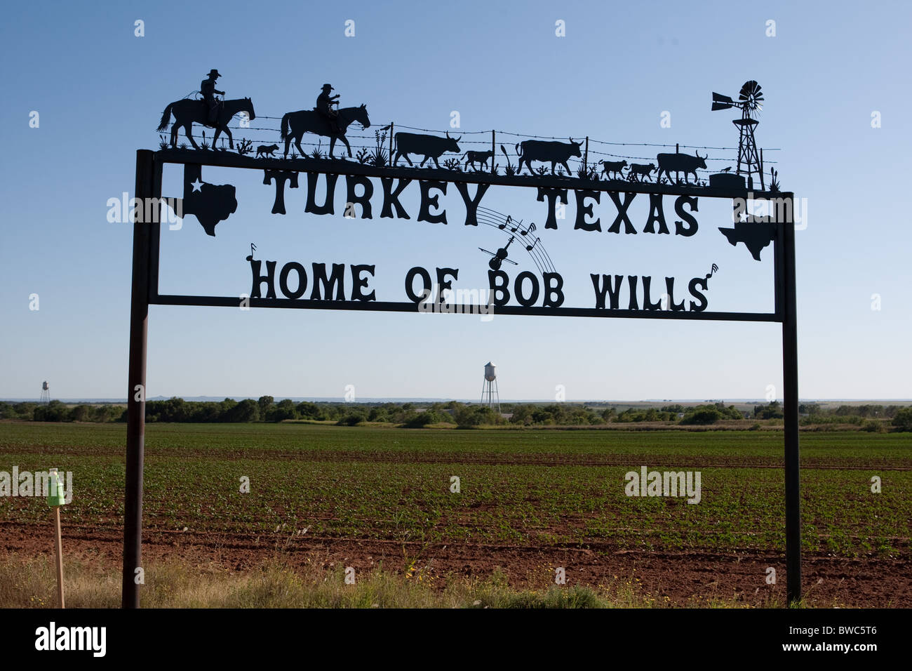 Metal sculpture sign on roadside outside Turkey, Texas, the birthplace ...