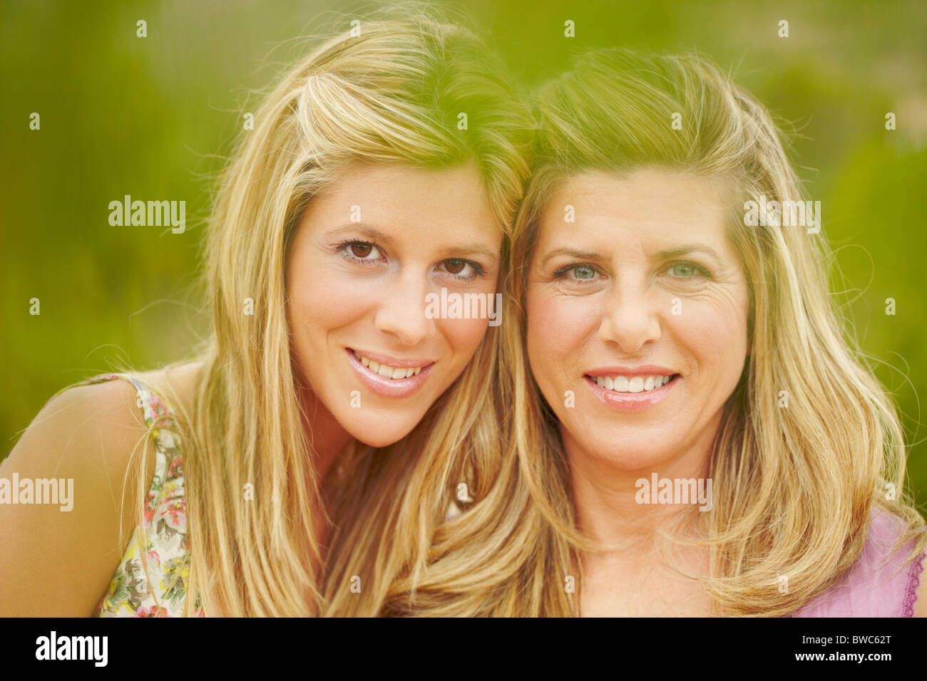 Portrait of mother and grown-up daughter Stock Photo - Alamy