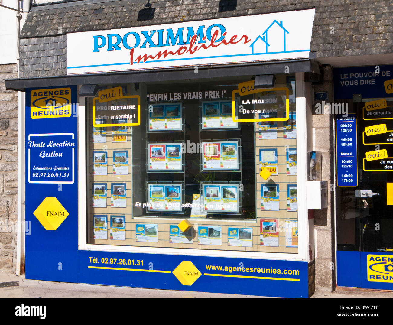 Estate agent sign shop front hi-res stock photography and images - Alamy