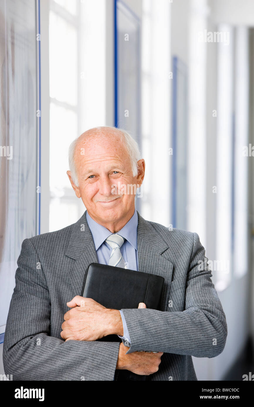 Businessman holding briefcase, portrait Stock Photo - Alamy