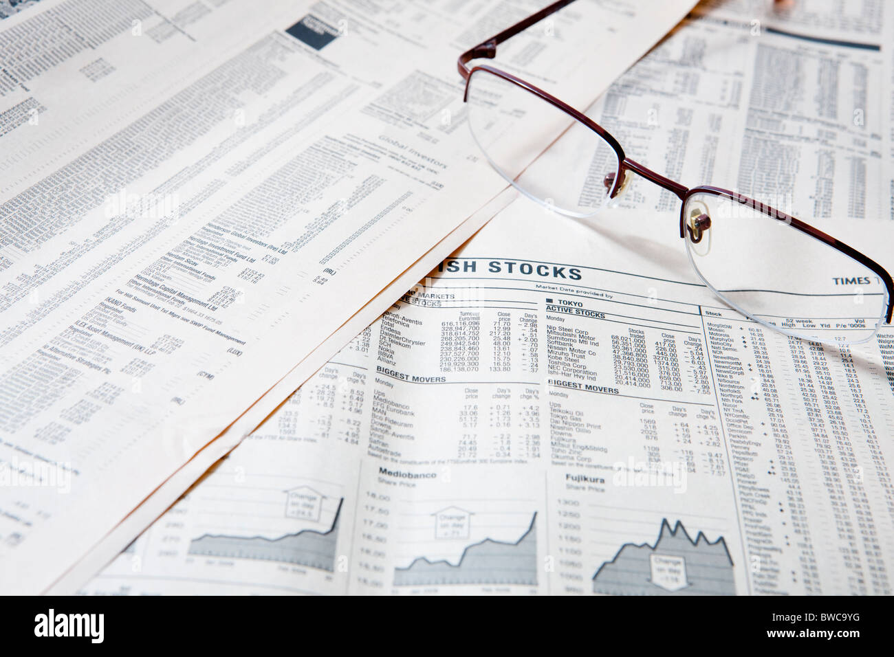 Financial page hi-res stock photography and images - Alamy