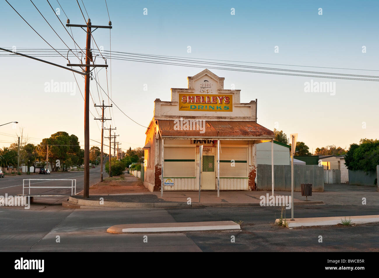 Old abandoned storefront hi-res stock photography and images - Alamy