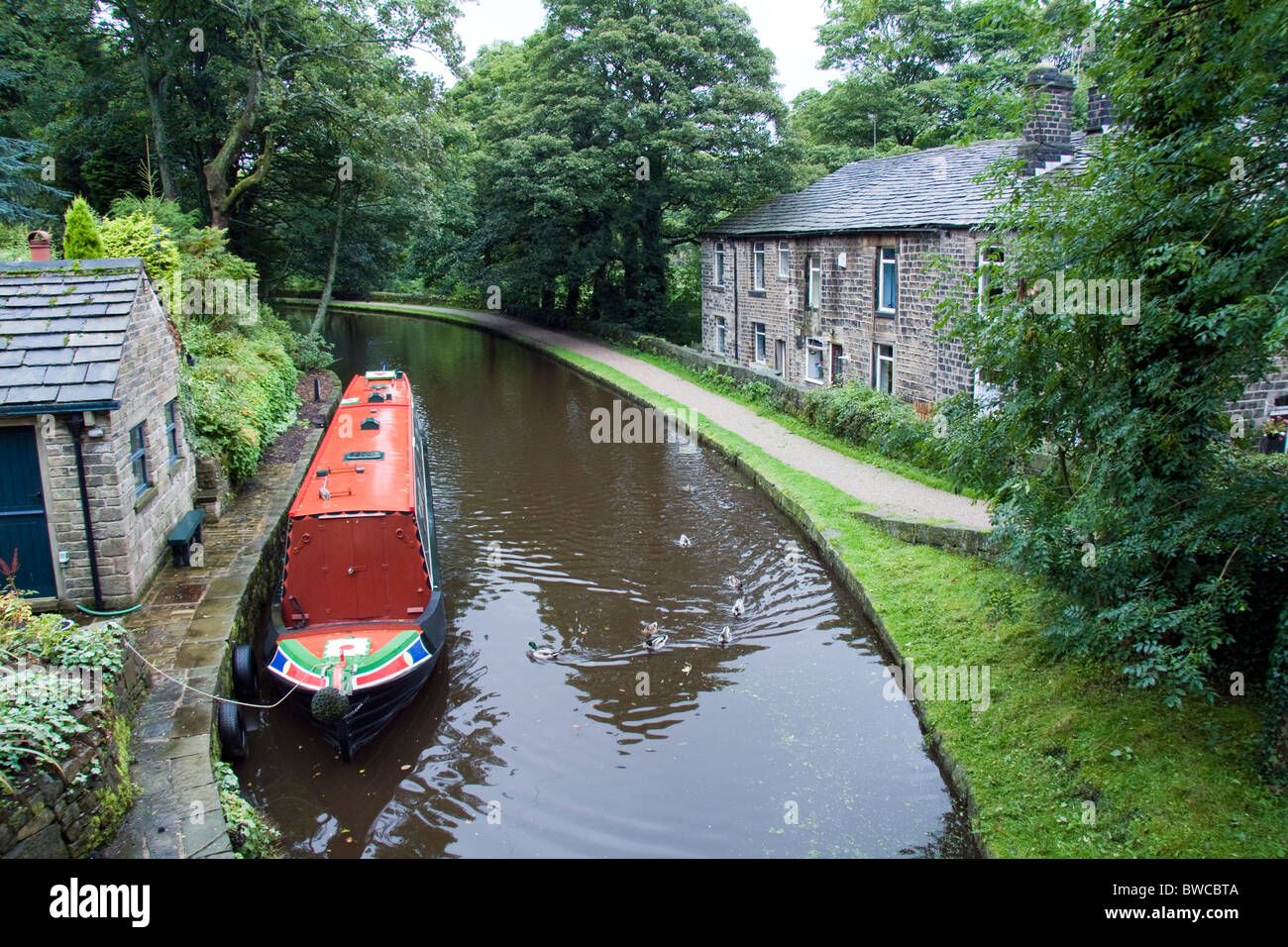 Narrowboat on the Huddersfield Narrow Canal at Uppermill, Lancashire ...