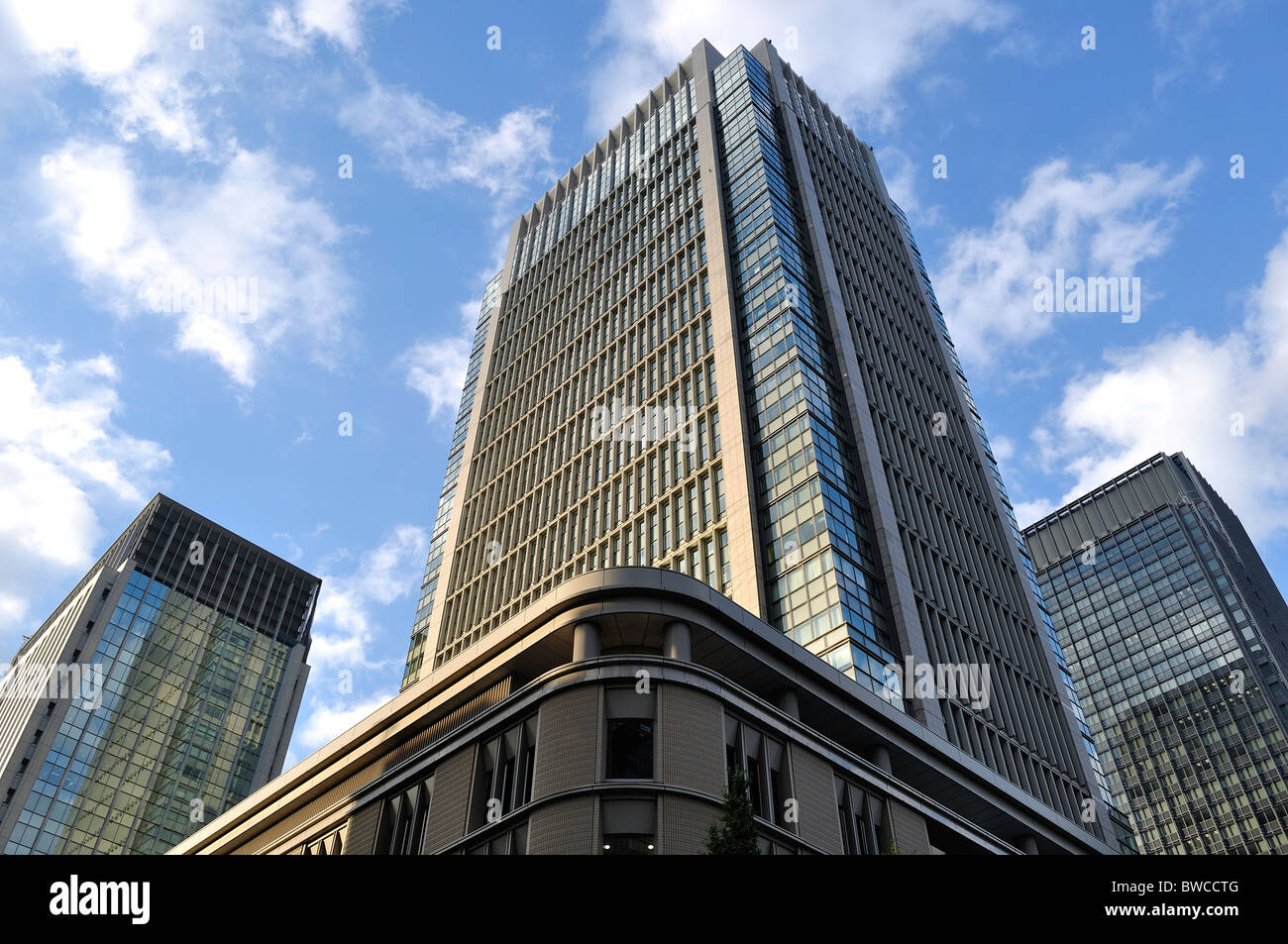 Low angle shot of Marunouchi Building and Shin Marunouchi Building in ...