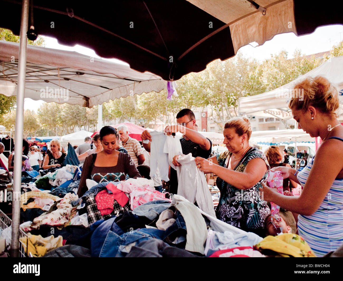 Customers at a market in Perpignan France Stock Photo - Alamy