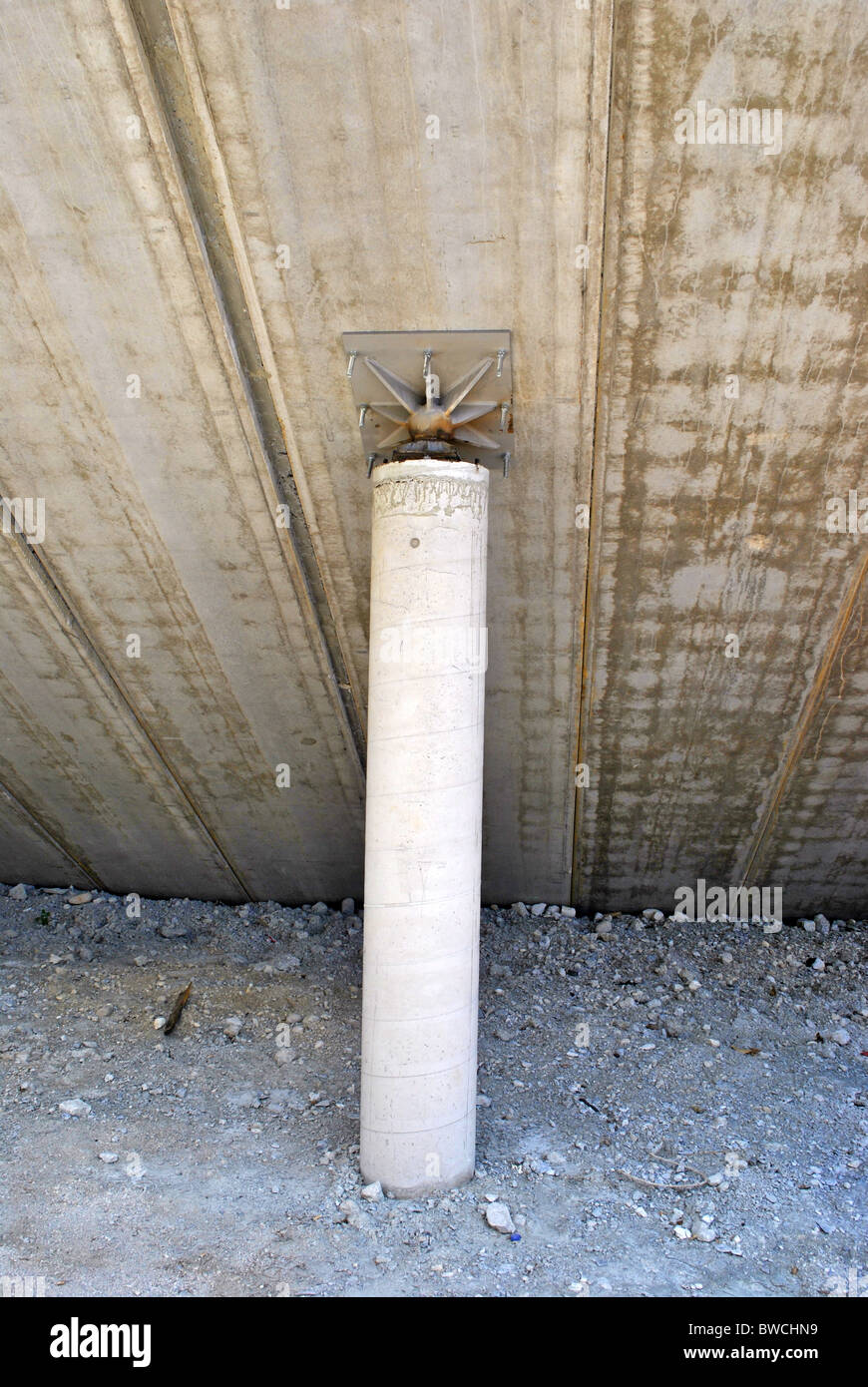 concrete columns to support the structure Stock Photo - Alamy