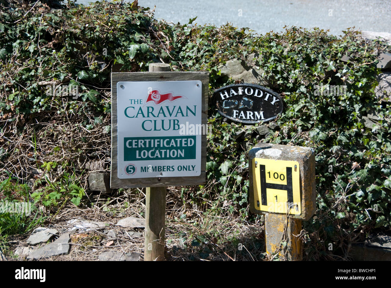 Uk fire hydrant sign hi-res stock photography and images - Alamy