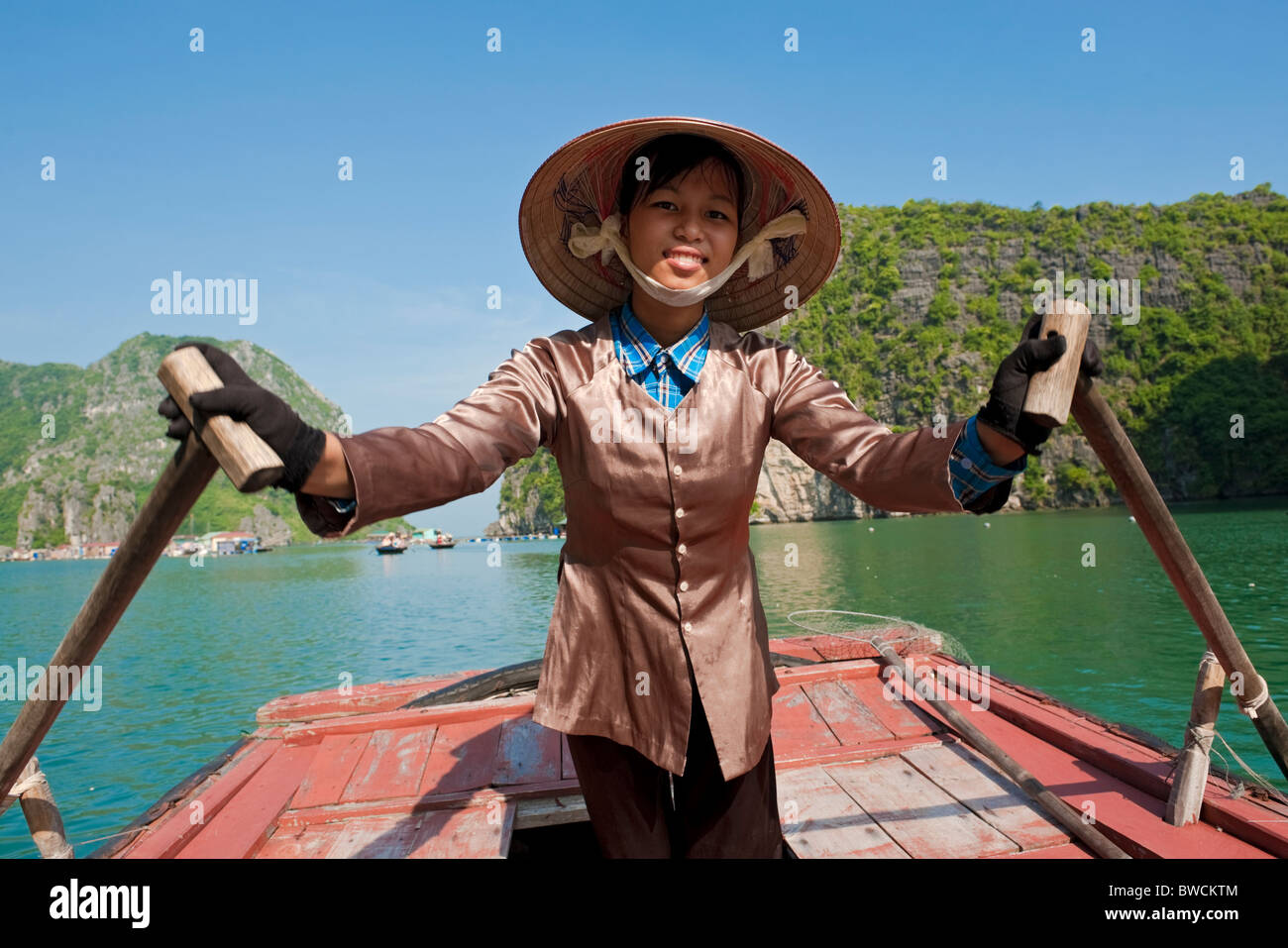Ha long bay vietnam pearl village hi-res stock photography and images ...