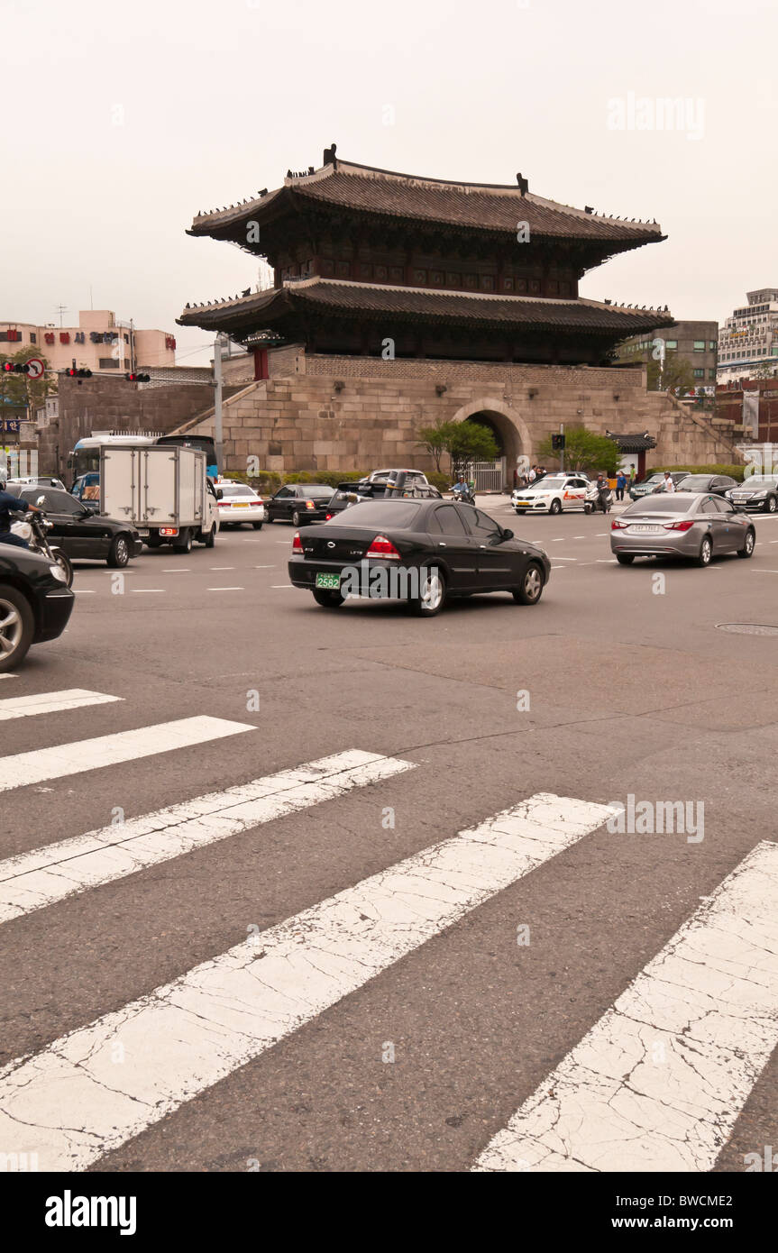 Dongdaemun Gate (Heunginjimun), Great East Gate, Seoul, South Korea ...
